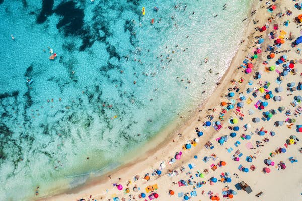 Social distancing will be imposed on Spain's beaches, even after ...