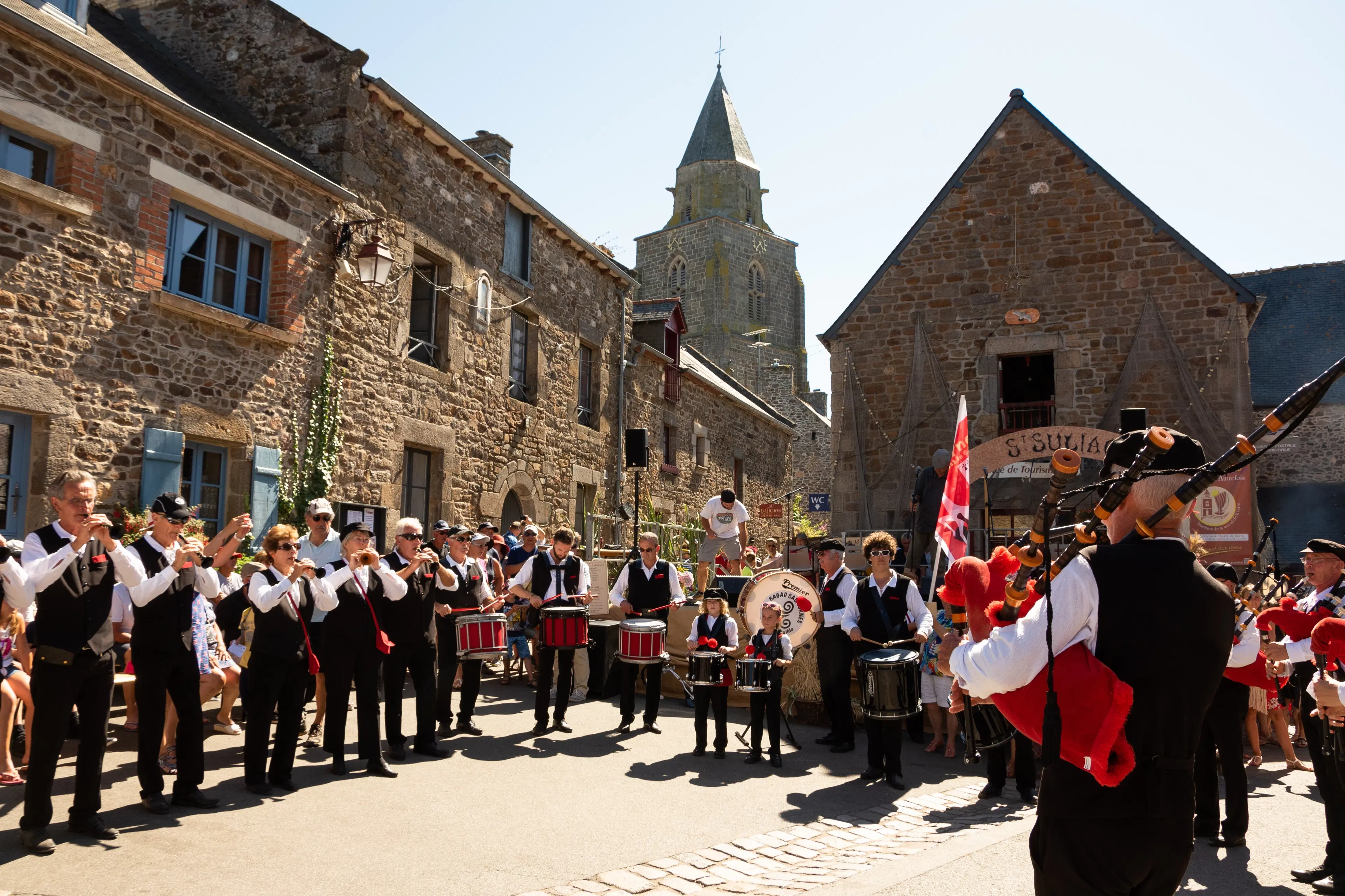Why traditional music and dance is so important in Brittany, France ...