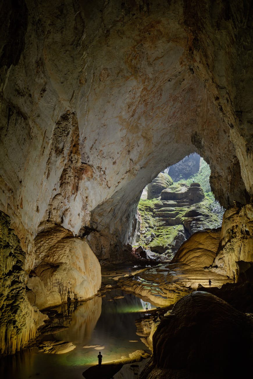 How to explore the world's largest cave, Hang Son Doong, in Vietnam ...