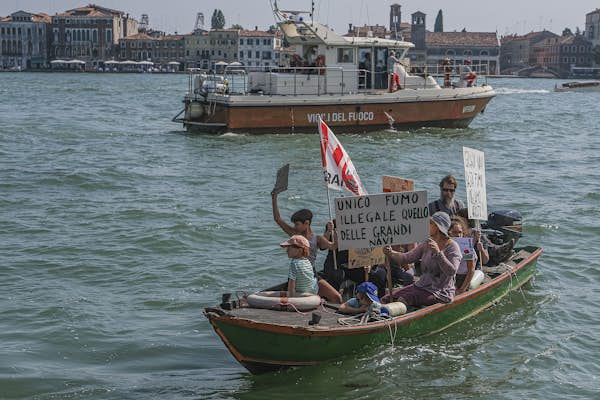 Venice protestors take to the water again - Lonely Planet